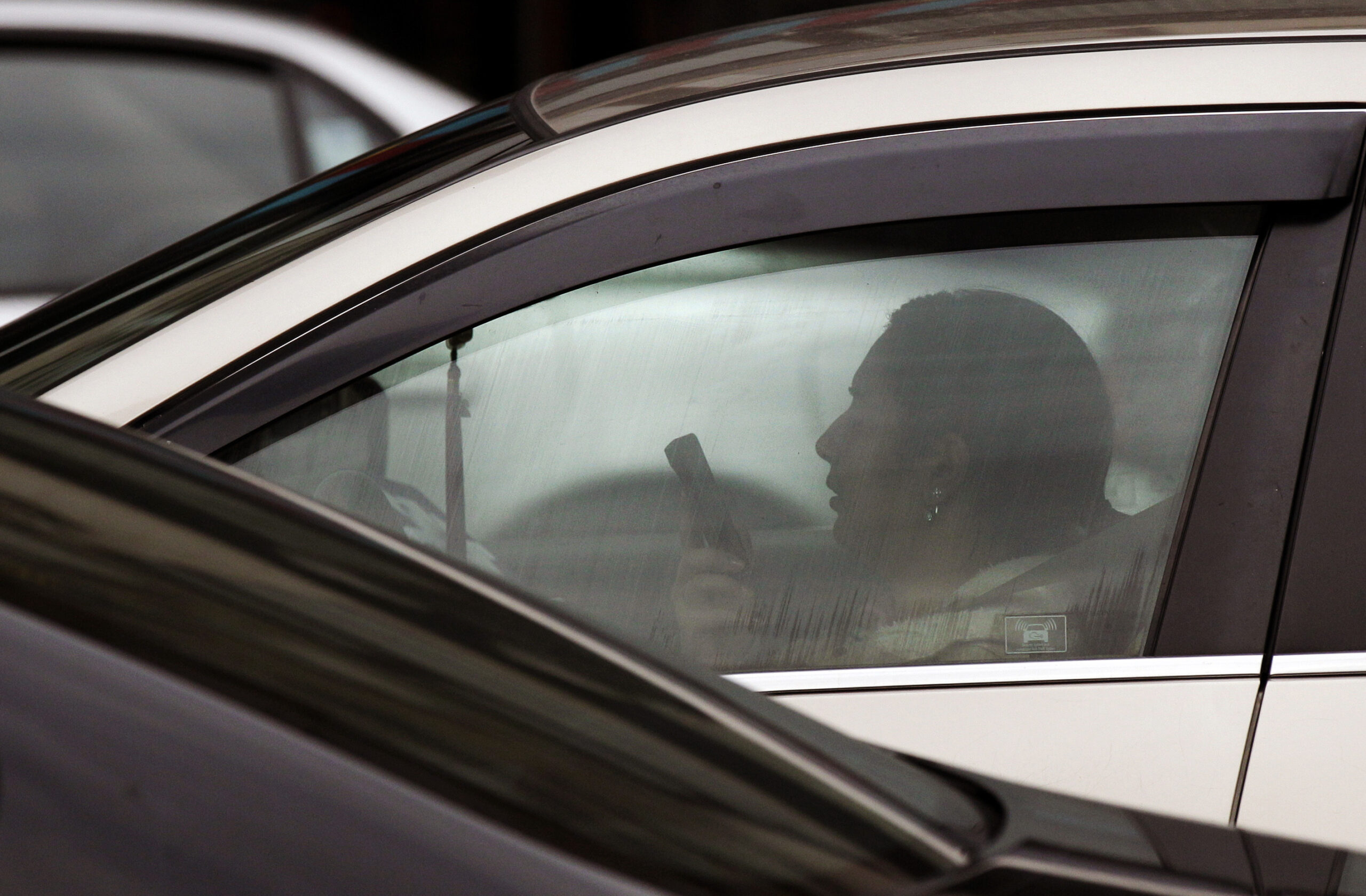 A look at Missouri’s new hands free driving law – Newstalk KZRG